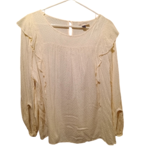 Universal Thread | Tops | Universal Thread Cream Quarter Sleeve Ruffled ...